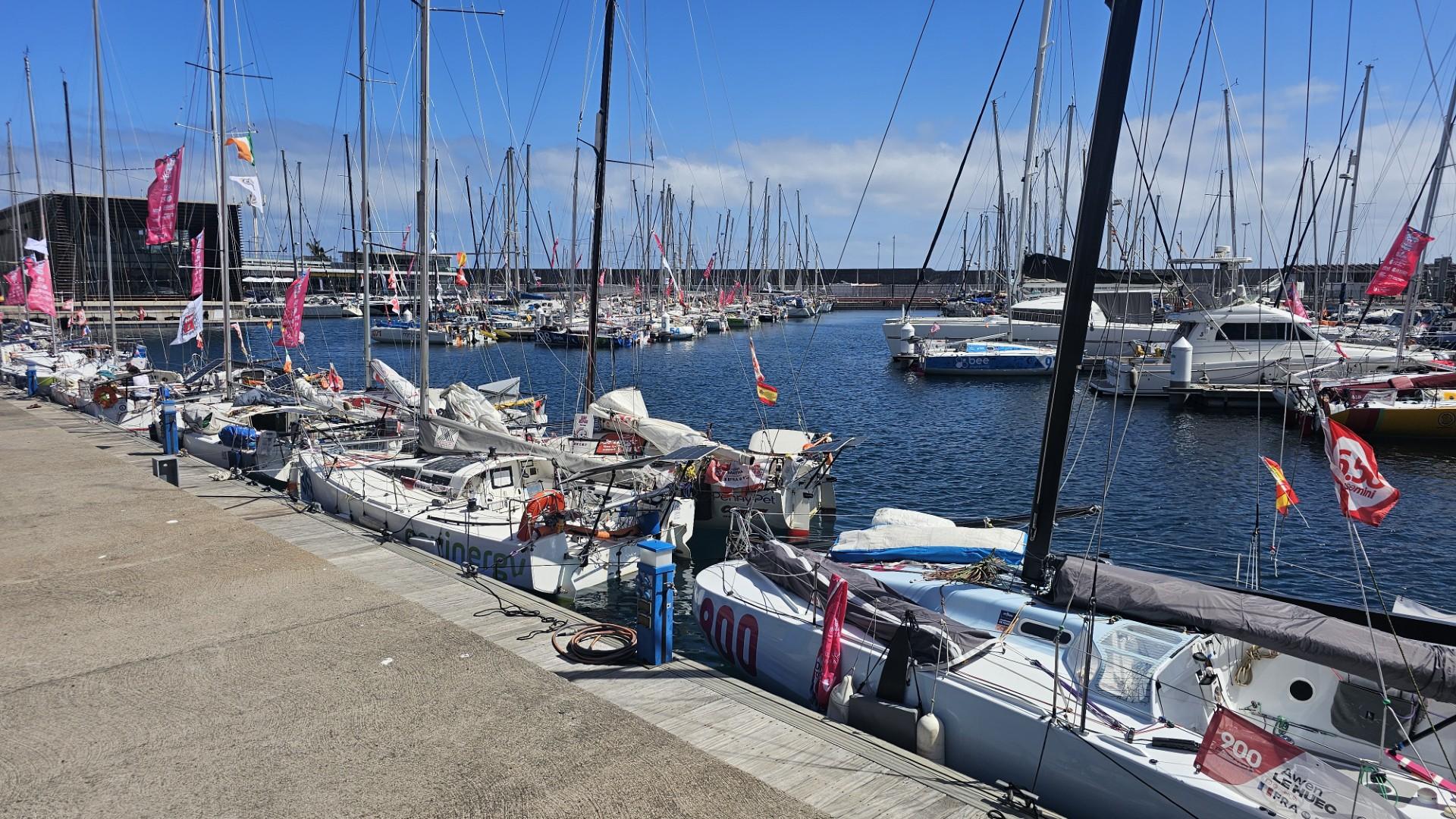 LA FLOTA DE LA REGATA LA BOULANGÈRE MINI TRANSAT 2025 YA PERNOCTA EN LA ...