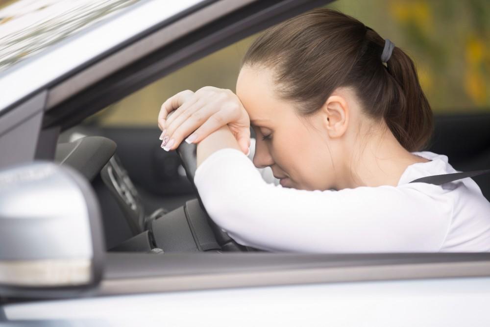 ¿Qué debo hacer si el auto se apaga al arrancar o en una subida?