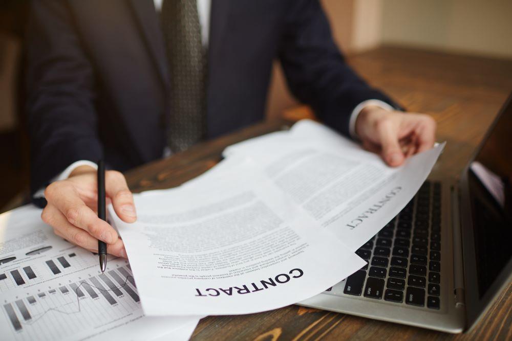¿Qué debo hacer si tengo un conflicto con un cliente o proveedor?